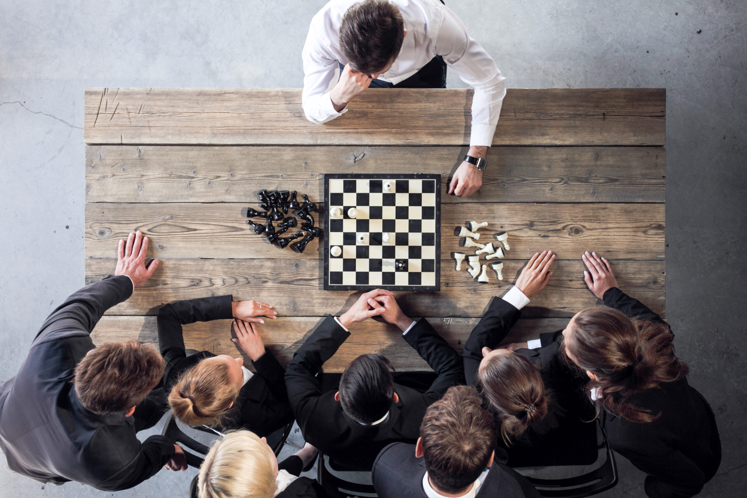 Business people playing chess | TRANS.Biz